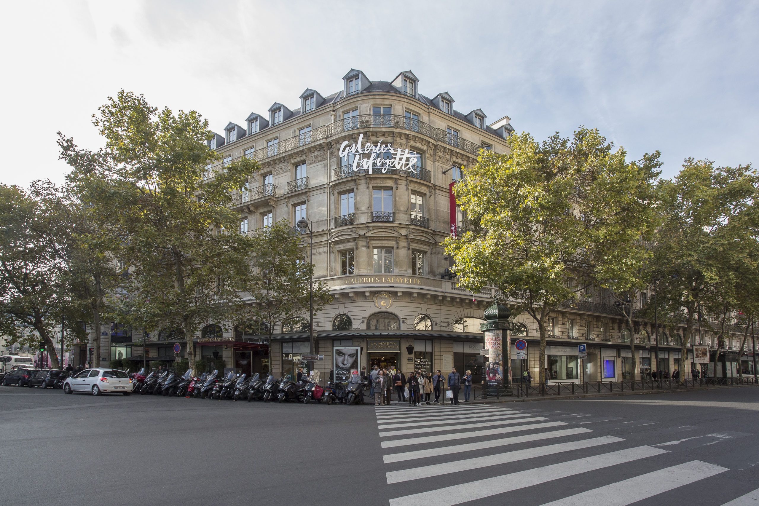 Galeries Lafayette reabre em Paris apresentando novidades e criatividade.